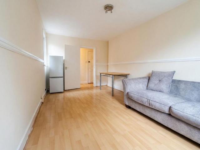 Elliott Road, Thornton Heath, CR7 2 bed flat to rent £2,200 pcm £508 pw