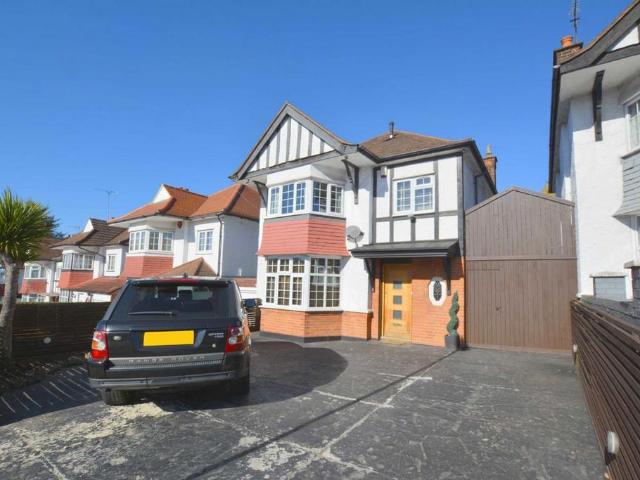 Elliot Road, London NW4 3 bed detached house to rent £2,800 pcm £646 pw