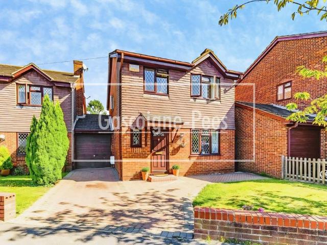 Ellingham Road, Chessington, KT9 4 bed detached house to rent £3,150 pcm £727 pw