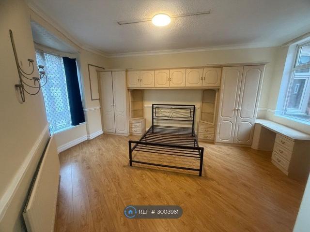 Ellis Avenue, Leicester LE4, 3 bed terraced house to rent, £1,190 pcm | PrimeLocation