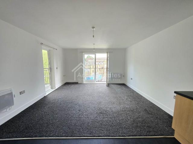 Ellis Court, Dewsbury WF13, 2 bed flat to rent, £800 pcm | PrimeLocation