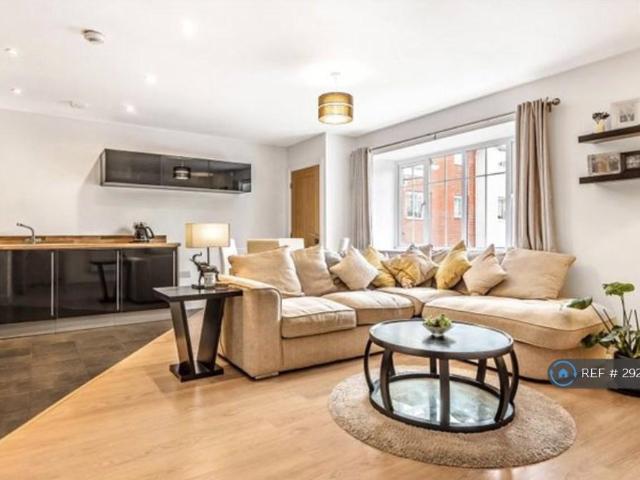 Ellis Close, Ruislip, HA4 2 bed flat to rent £1,950 pcm £450 pw