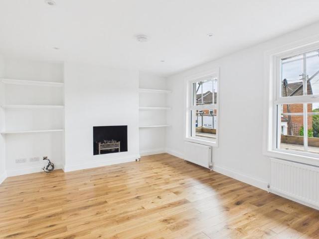 Ellora Road, London, SW16 2 bed flat to rent £2,300 pcm £531 pw
