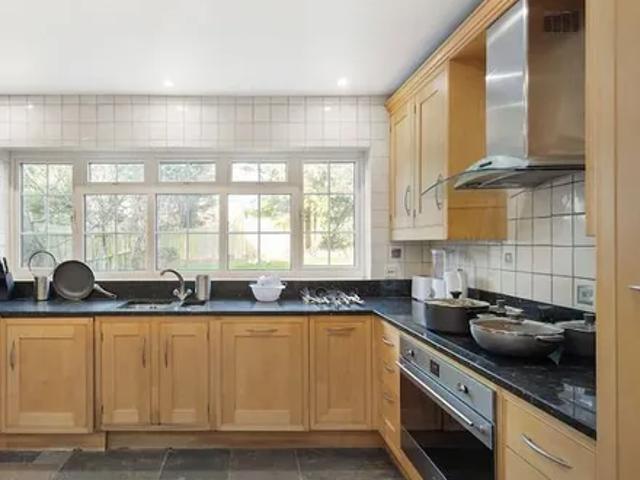 Elstree and Borehamwood, WD6 3LB, United Kingdom | 4 bed house for rent #168006017 | Rentberry