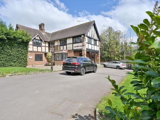 Elstree Road, Bushey Heath, WD23. 4 bed detached house to rent £5,320 pcm £1,228 pw