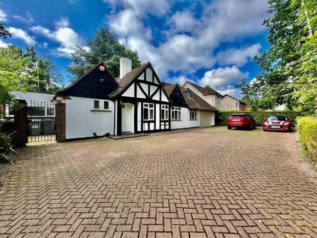 Elstree Road, Bushey WD23 4 bed detached bungalow to rent £3,500 pcm £808 pw