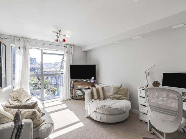 Elswick Street, London, SW6 1 bed flat to rent £2,150 pcm £496 pw