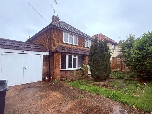 Elsbrook Road, Redhill 4 bed detached house to rent £3,500 pcm £808 pw