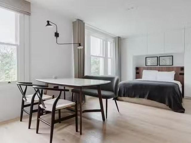 Elsham Road, Holland Park Studio 1 Bath