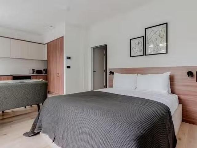 Elsham Road, Holland Park Studio 1 Bath