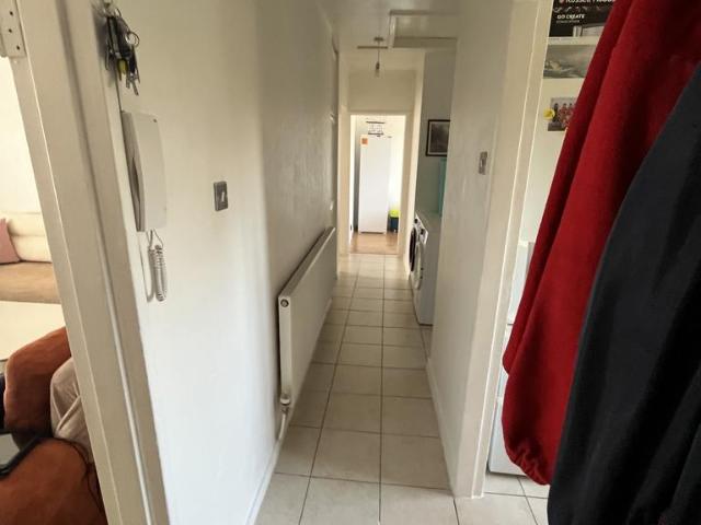Elsinge Road, Enfield EN1 2 bed flat to rent £1,750 pcm £404 pw