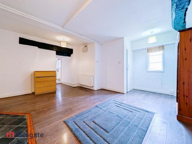 Eltham High Street, London SE9 1 bed flat to rent £1,325 pcm £306 pw