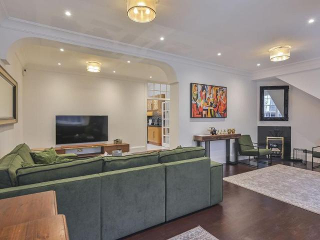 Elvaston Mews, South Kensington. 3 bed mews to rent £8,233 pcm £1,900 pw