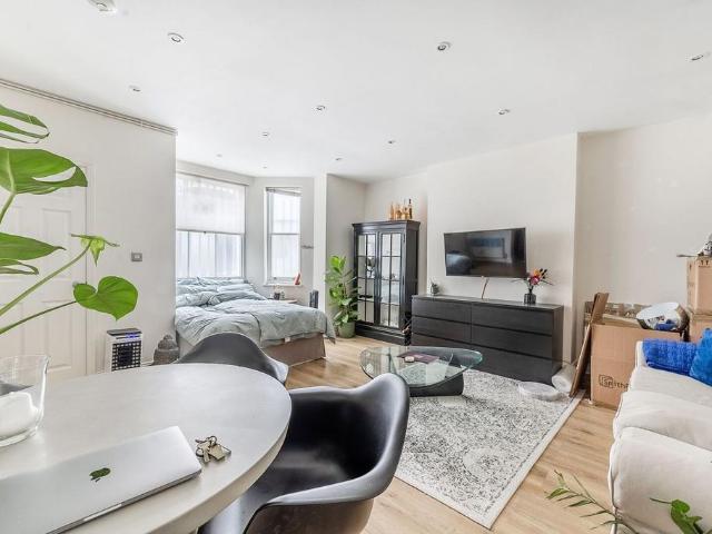 Elvaston Place, South Kensington. Studio to rent £3,900 pcm £900 pw