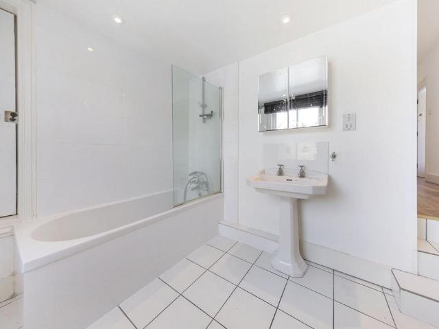 Elvaston Place, South Kensington. 2 bed flat to rent £3,467 pcm £800 pw