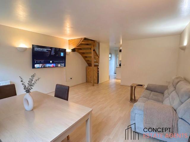 Elvedon Road, Feltham, TW13 3 bed terraced house to rent £2,100 pcm £485 pw
