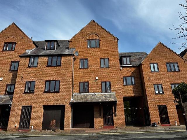 Elvet Waterside, Durham City 2 bed townhouse to rent £2,470 pcm £570 pw