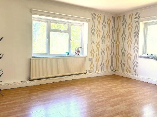 Elwyn Gardens, London, SE12 2 bed flat to rent £1,650 pcm £381 pw