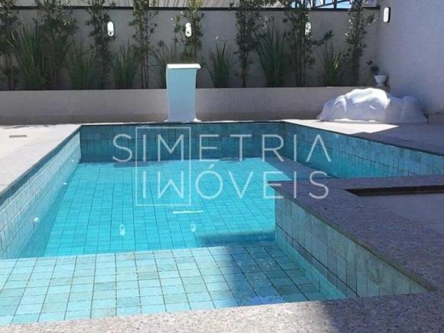 Em Caiobá, Sobrado moderno com 260 m², 4 suítes, elevador e Piscina, à 3 quadras do mar