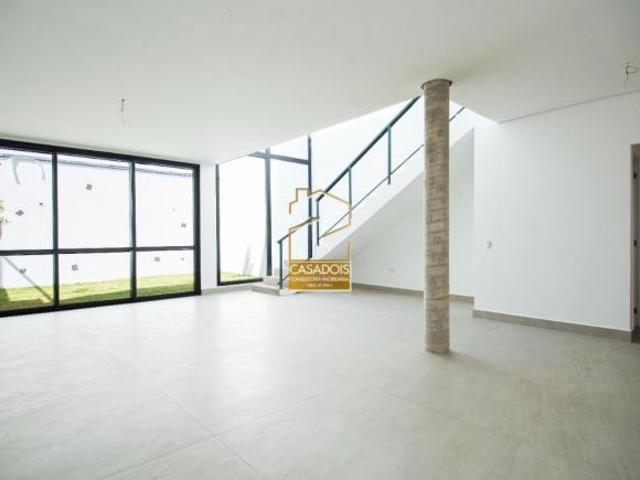 Em condominio fechado, nova, para sua familia