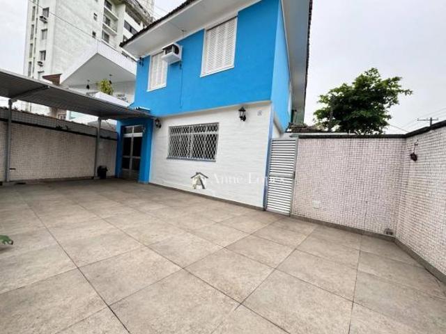 Em excelente localização, casa de esquina com excelente potencial e espaço! Em um bairro com ótima v