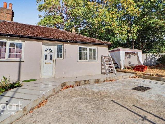 Emma Road, London 2 bed detached bungalow to rent £2,300 pcm £531 pw