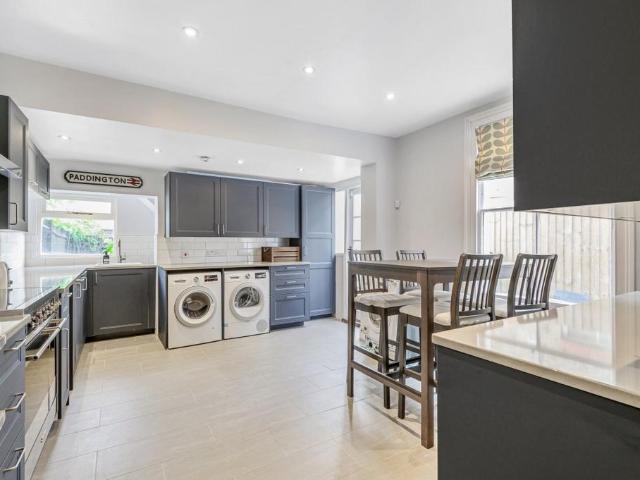Emmanuel Road, London, SW12 2 bed flat to rent £3,000 pcm £692 pw