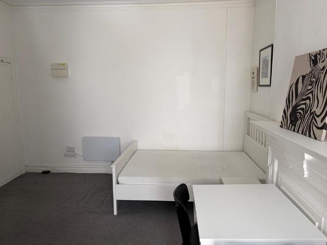 Emanuel Avenue, Acton London W3 Studio to rent £1,275 pcm £294 pw