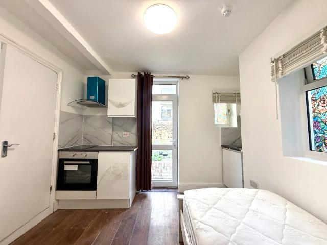 Emanuel Avenue, Ealing W3, Studio to rent, £1,225 pcm | PrimeLocation