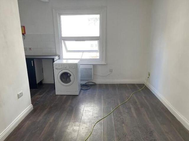 Emanuel Avenue, London, Studio Flat For