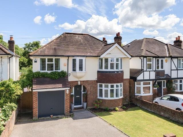 Ember Gardens, Thames Ditton KT7 5 bed detached house to rent £4,500 pcm £1,038 pw