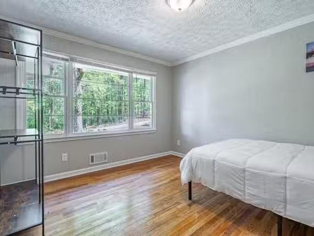 Embrace the Cozy Life! Ideal House Just Minutes from All That.