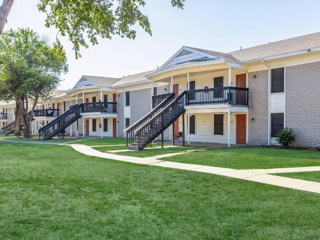Emerald Point Apartments 3 Bedroom Apartment for Rent at 2871 W Pioneer Dr, Irving, TX 75061