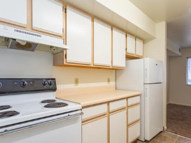 Emerald Pointe Townhomes 3 Bedroom Apartment for Rent at 750 Emerald St Apt G, Muskegon, MI 49442 Angell