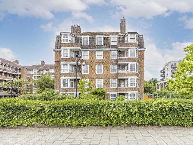 Emlyn Gardens, London W12 3 bed flat to rent £2,297 pcm £530 pw