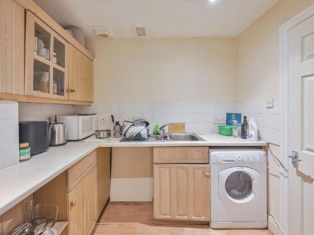 Emperors Gate, South Kensington. 3 bed flat to rent £6,933 pcm £1,600 pw