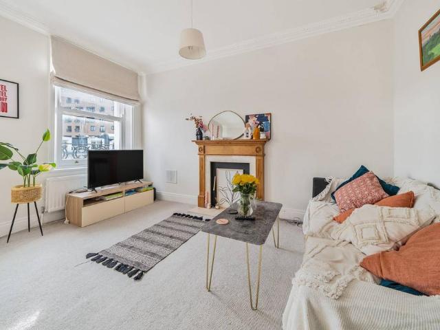 Emperors Gate, South Kensington. 3 bed flat to rent £8,667 pcm £2,000 pw