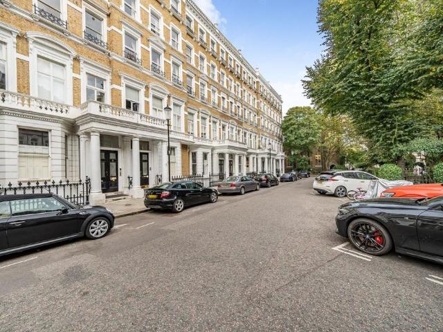 Emperors Gate, South Kensington. 3 bed flat to rent £8,667 pcm £2,000 pw