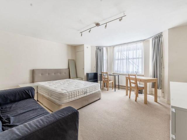 Emperors Gate, South Kensington. Studio to rent £3,034 pcm £700 pw