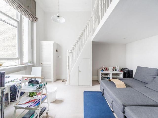 Emperors gate, South Kensington. Studio to rent £4,334 pcm £1,000 pw