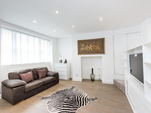 Emperors Gate, South Kensington. Studio to rent £4,334 pcm £1,000 pw