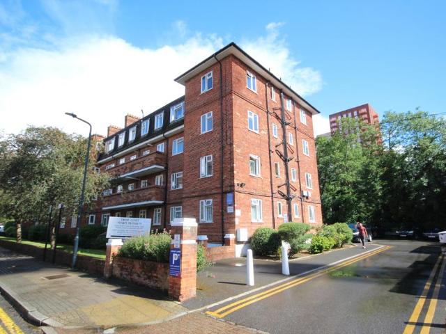 Empire Court, North End Road. 2 bed flat to rent £1,800 pcm £415 pw