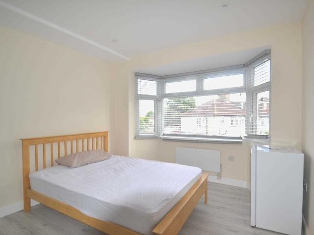 Empire Road, Greenford UB6, Room to rent, £900 pcm | PrimeLocation