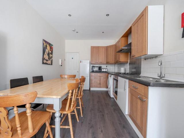 Empshott Road, Hampshire PO4 5 bed terraced house to rent £2,300 pcm £531 pw