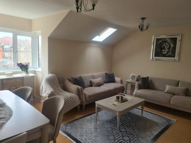 EN10 6FL 2 bed flat to rent £1,650 pcm £381 pw