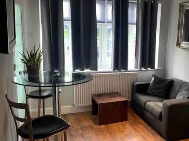 EN2 Barber Shop, 210, 212 Chase Side, London, EN2 0JA, United Kingdom | 1 bed apartment for rent #98004542 | Rentberry