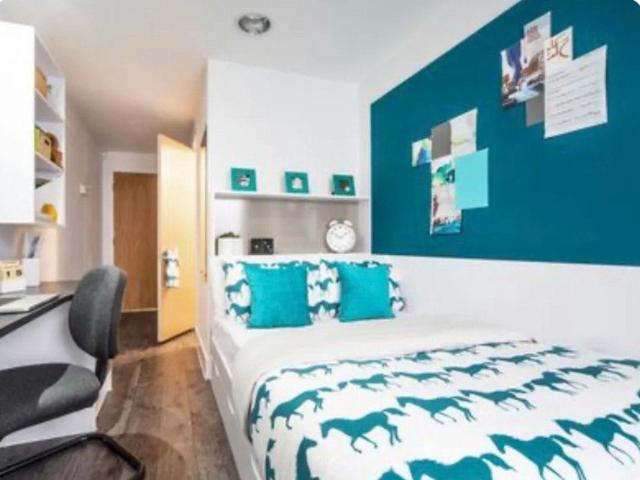 En suite near UOE