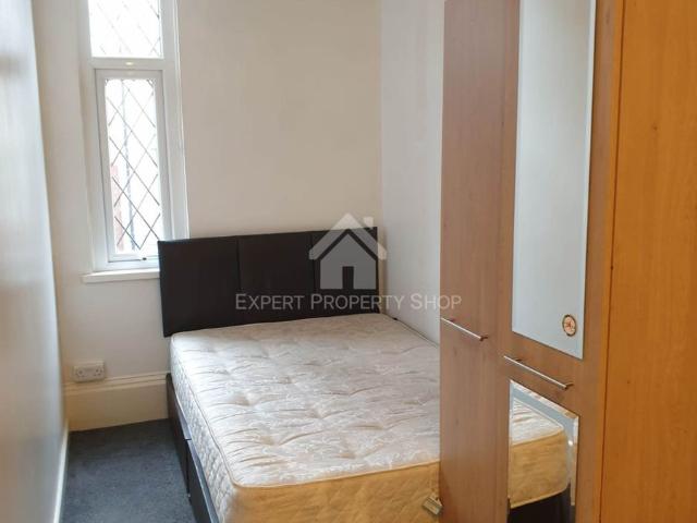 En Suite Room Available. Room 1, 29 Park St. Worksop. S80, Room to rent, £425 pcm | PrimeLocation
