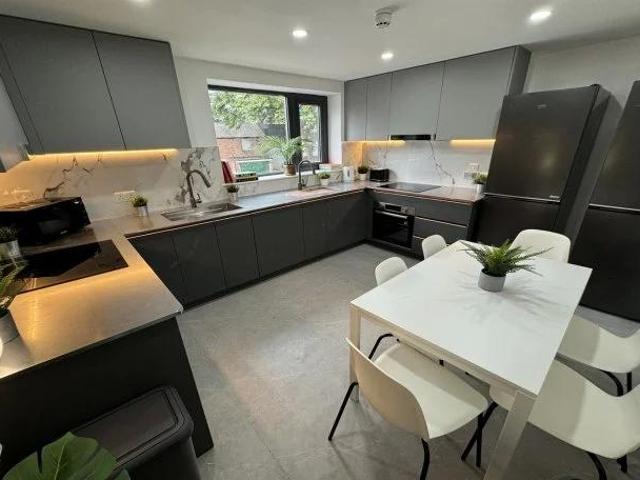 En suite room | Beeston accommodation Bills includ