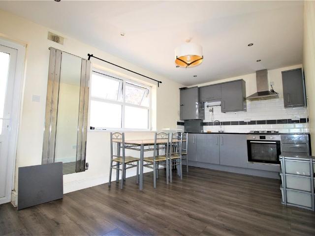 En Suite Room Raglan Road, Walthamstow E17, 3 bed shared accommodation to rent, £800 pcm | PrimeLocation